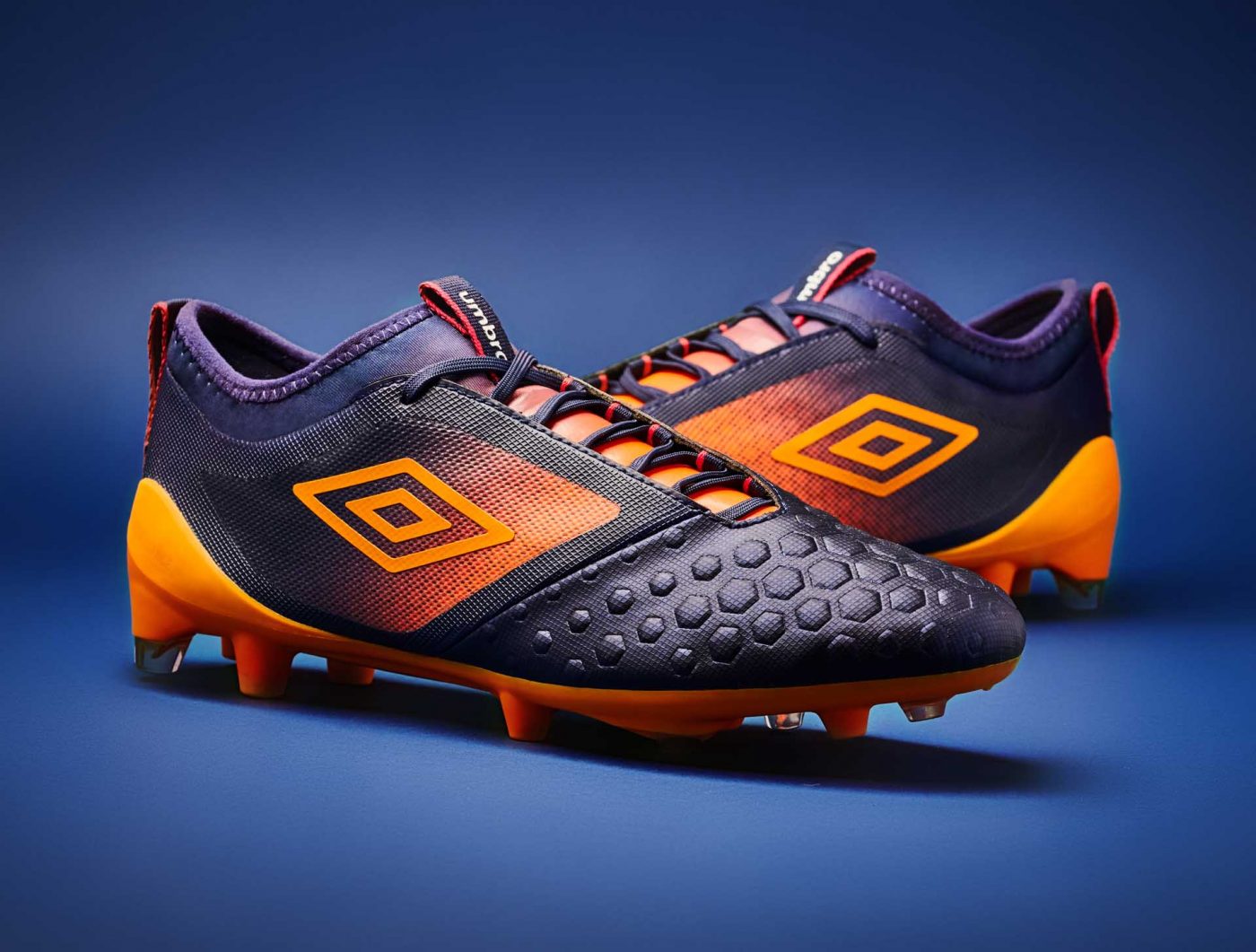 Umbro dévoile un nouveau coloris orange et violet pour sa gamme football