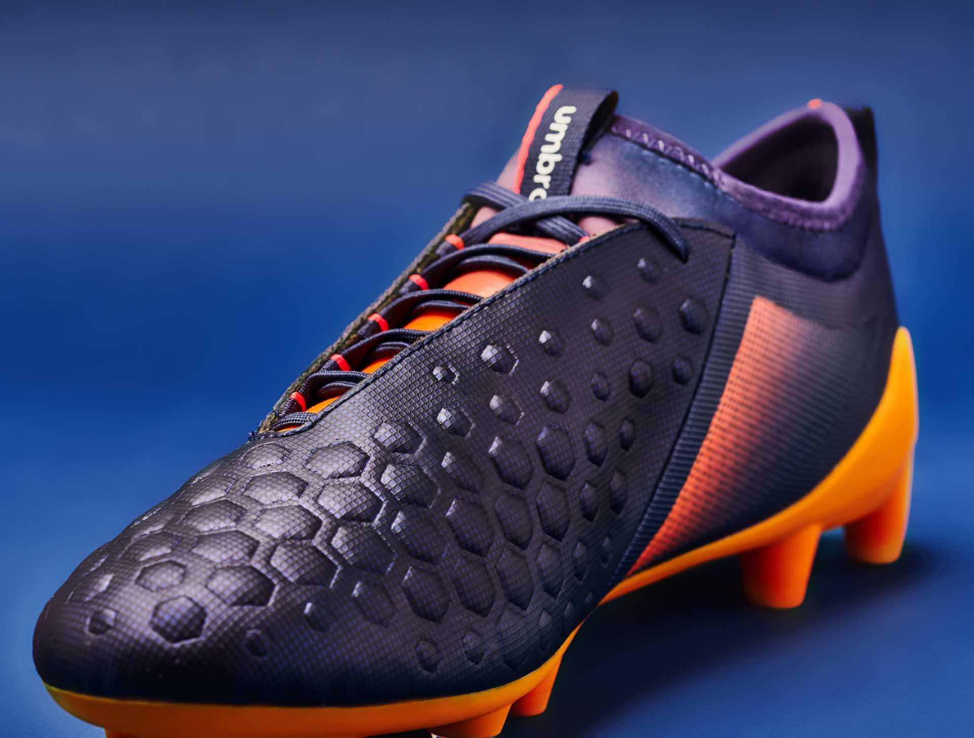 Umbro dévoile un nouveau coloris orange et violet pour sa gamme football