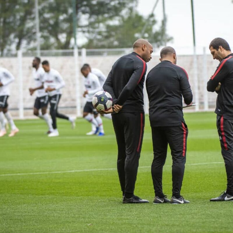 Thierry Henry en chaussures masquées pour son premier entrainement avec ...