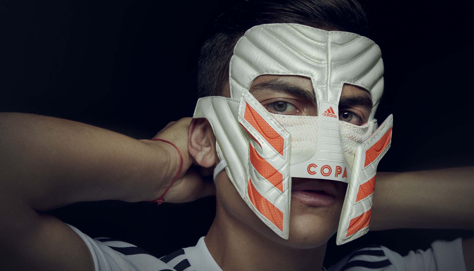 Paulo Dybala reçoit un masque de gladiateur Copa 19