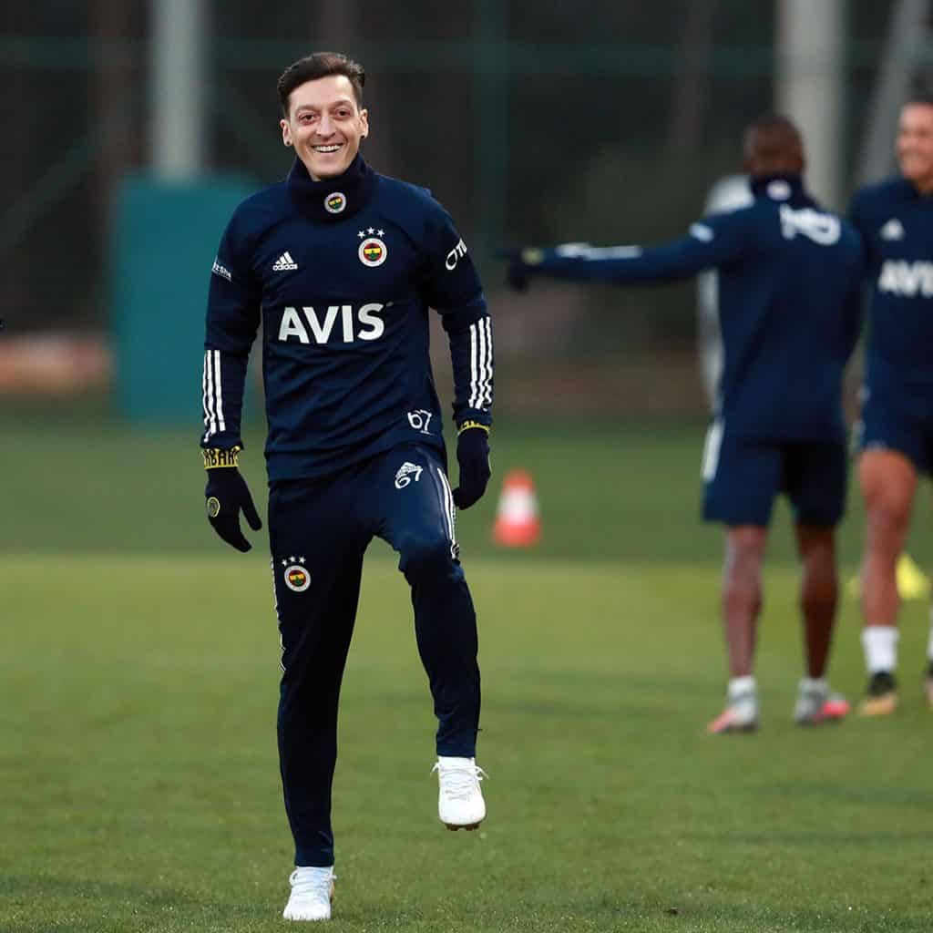 Pourquoi Mesut Özil porte le numéro 67 à Fenerbahçe ? - footpack.