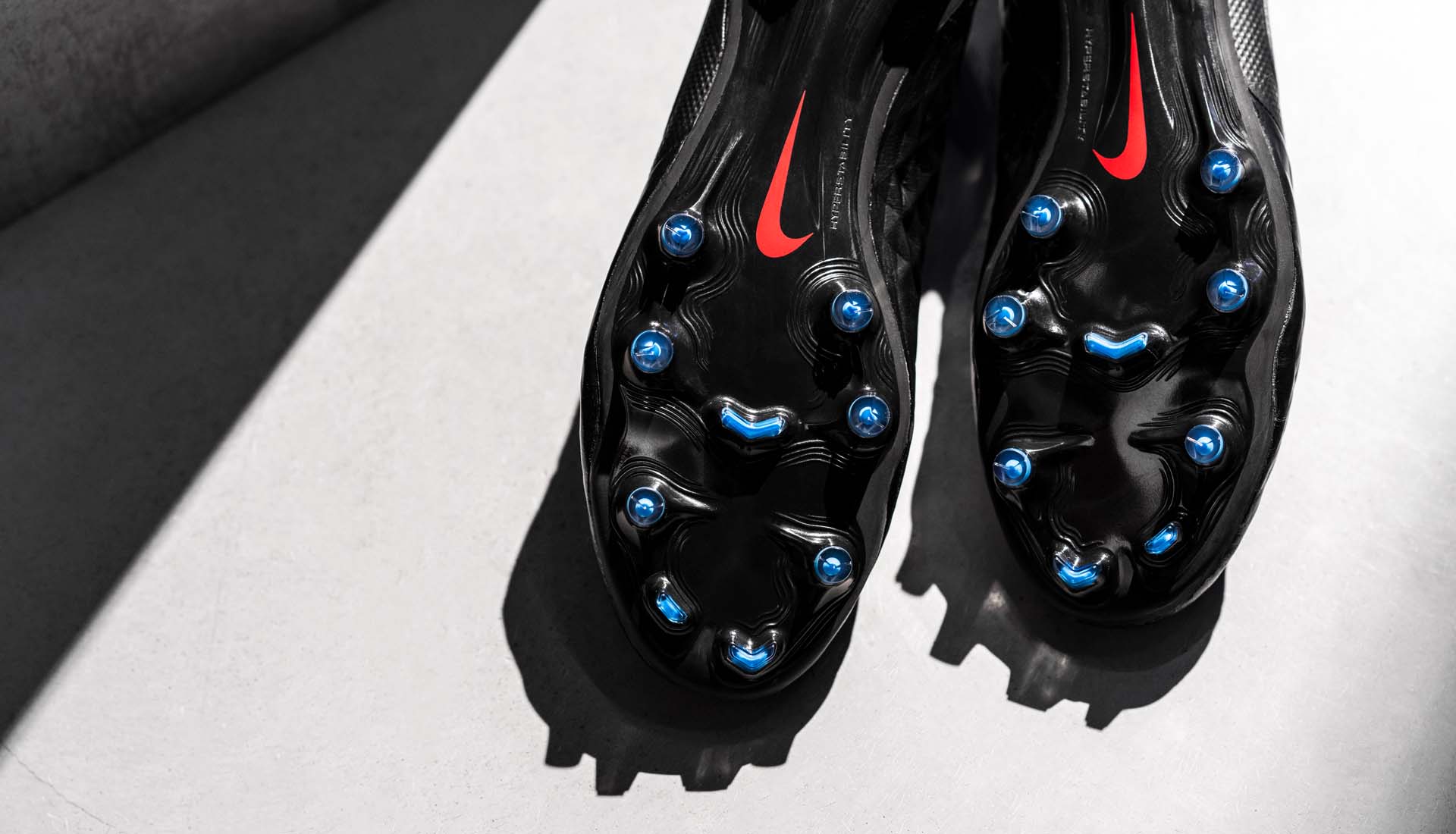 Nike lance un nouveau pack blackout "Black x Prism"