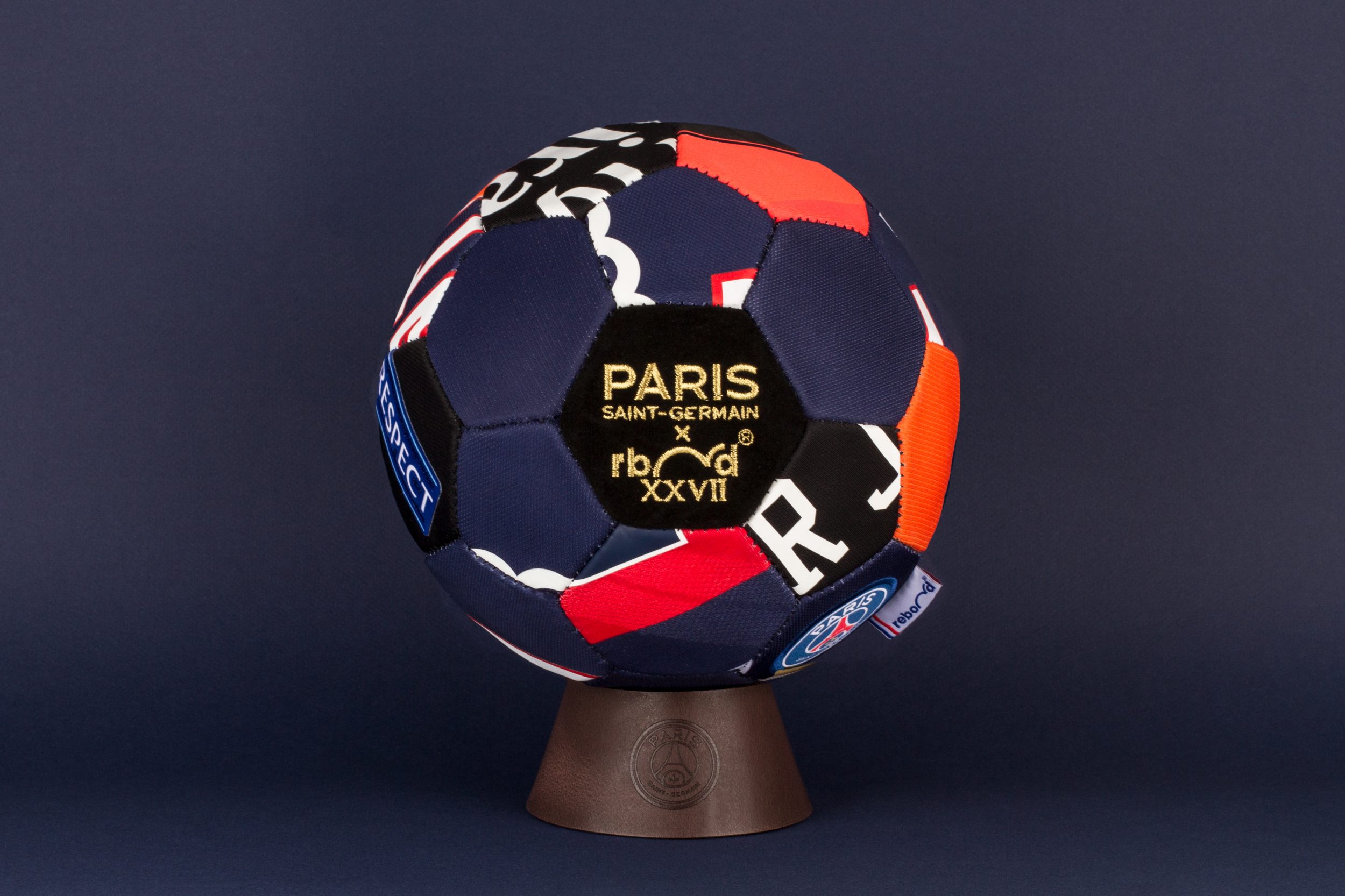 Un ballon du PSG fabriqué avec d'anciens maillots du club