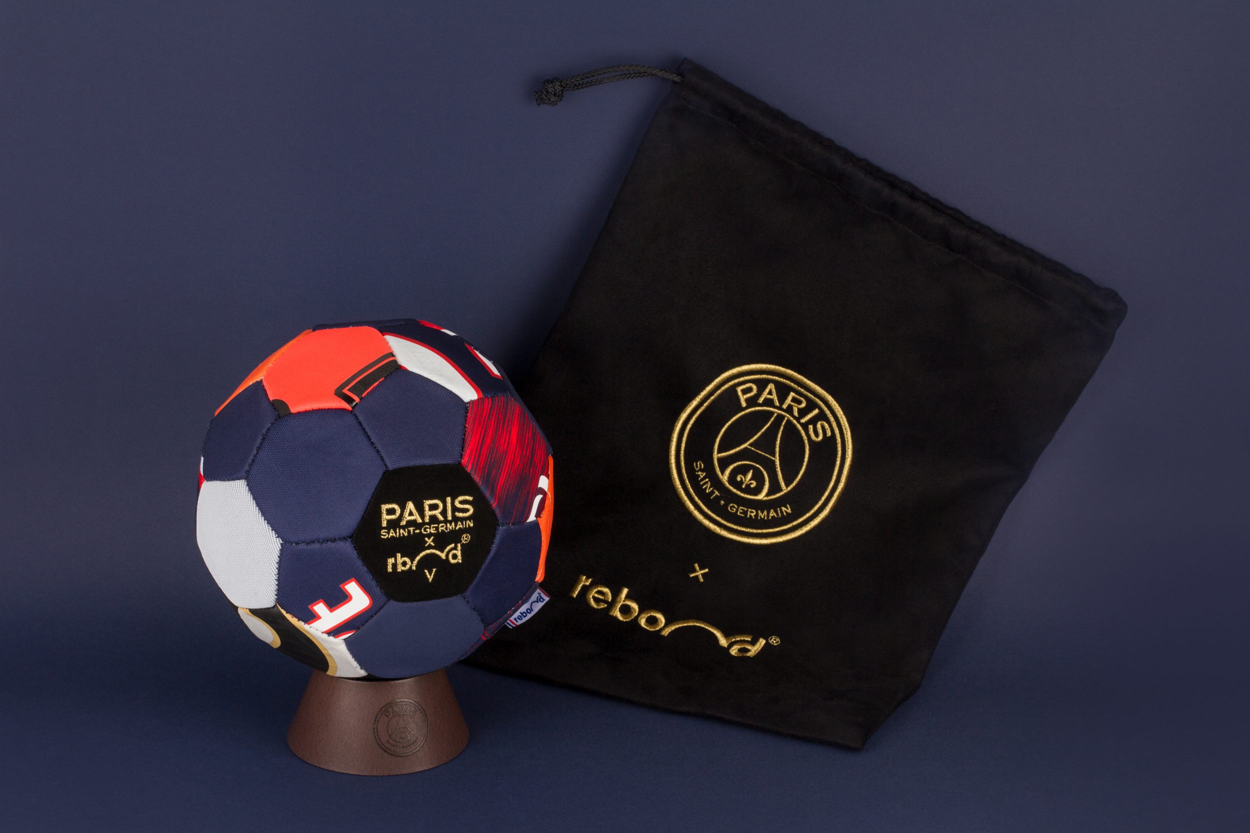 Un ballon du PSG fabriqué avec d'anciens maillots du club