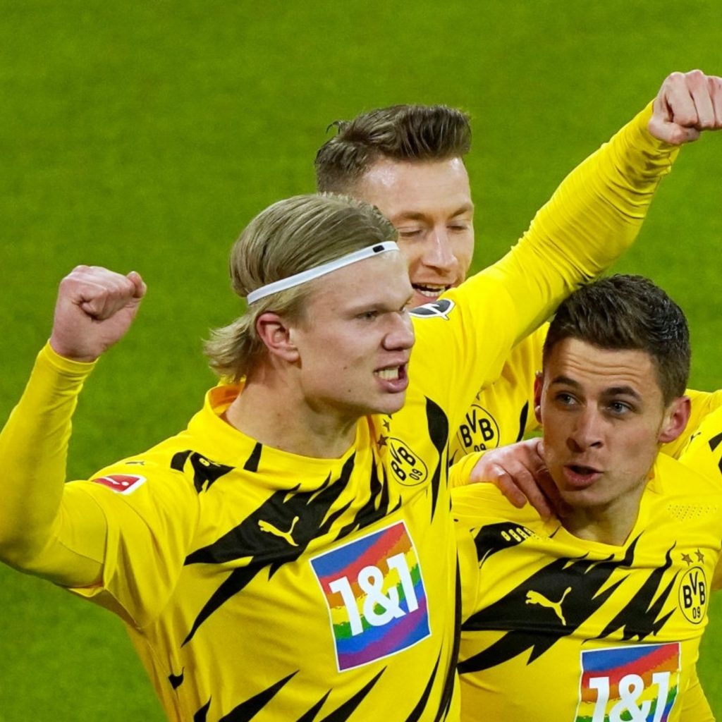 Pourquoi Erling Haaland masque la virgule Nike de son bandeau