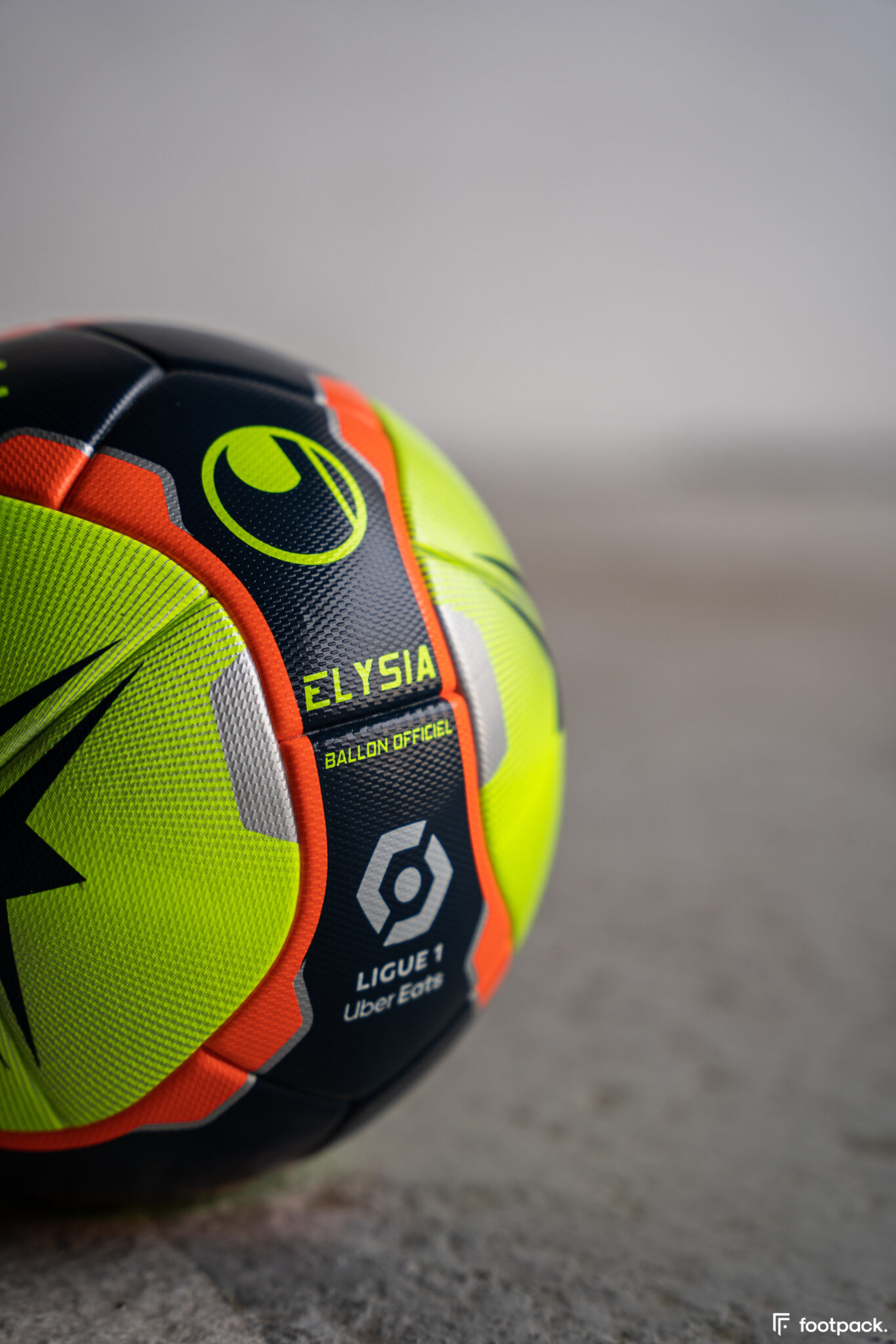 Le ballon de la Ligue 1 2021-2022 présenté par uhlsport - footpack.