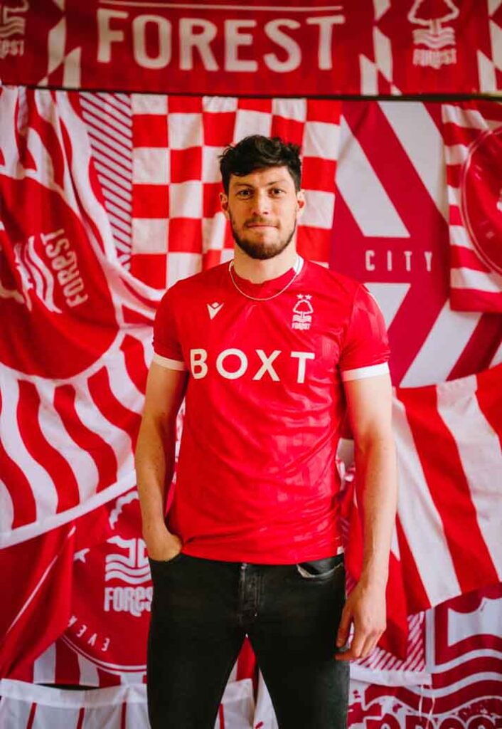 Les maillots 2021-2022 de Nottingham Forest présentés par Macron