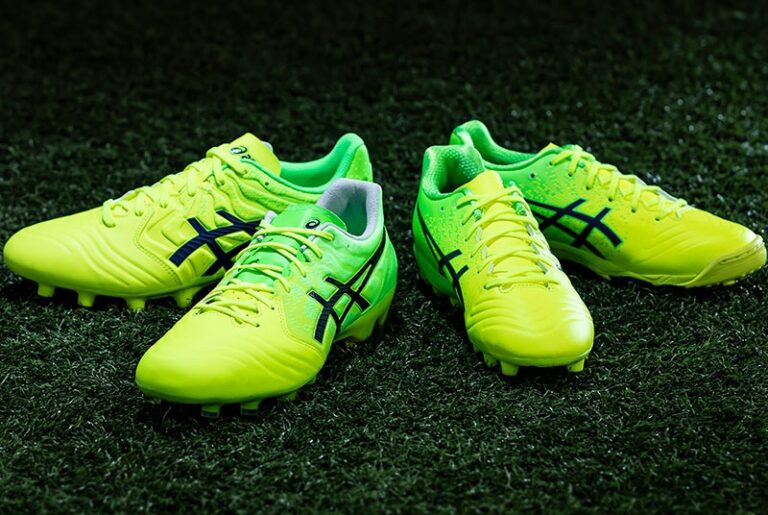 Andrès Iniesta reçoit ses nouveaux crampons, la Asics Ultrezza 2 AI