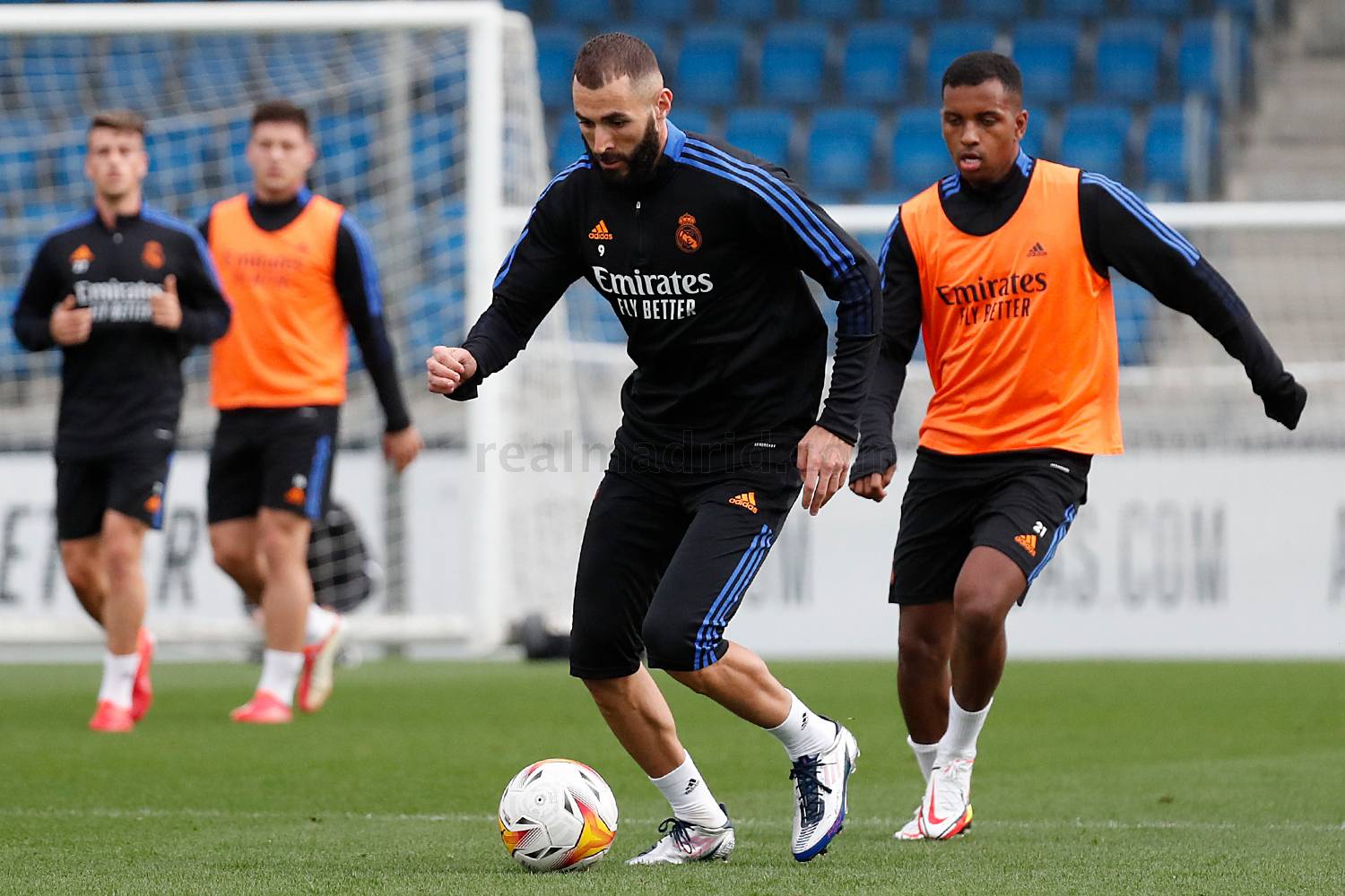 La légendaire f50 d'adidas fait son retour aux pieds de Karim Benzema