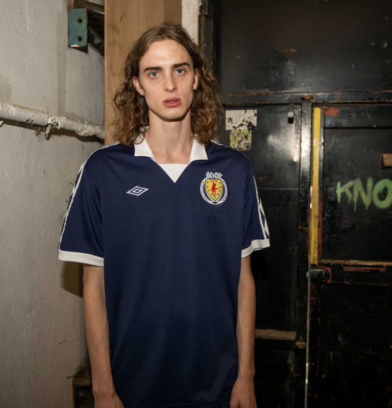 Umbro revisite un maillot de l'Écosse version AC/DC