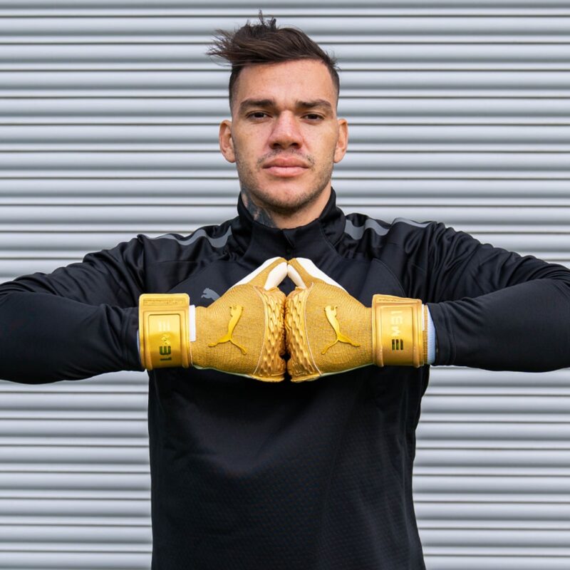 PUMA offre des gants en or à Pickford et Ederson