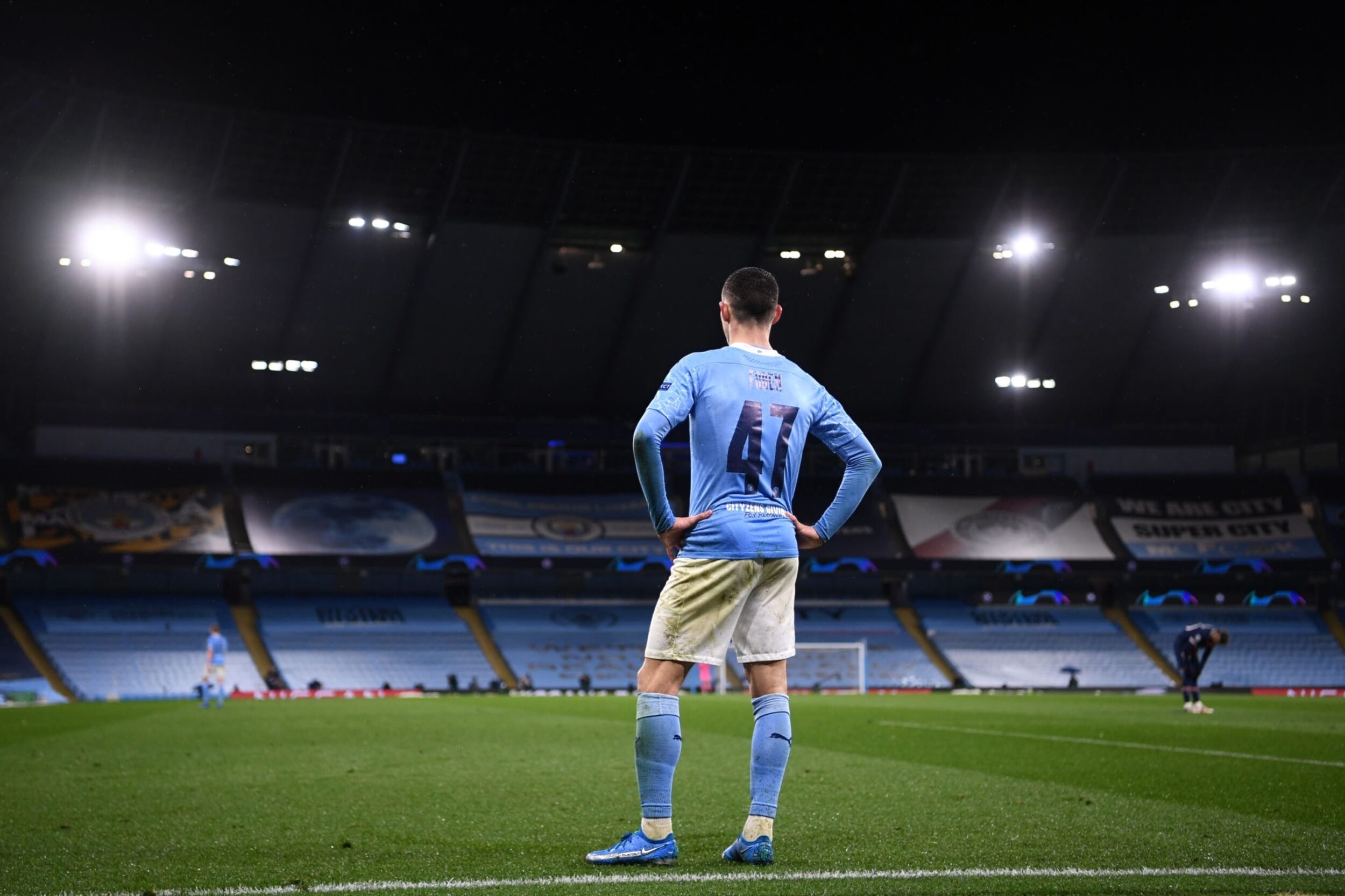Pourquoi Phil Foden porte le numéro 47 ? - footpack.