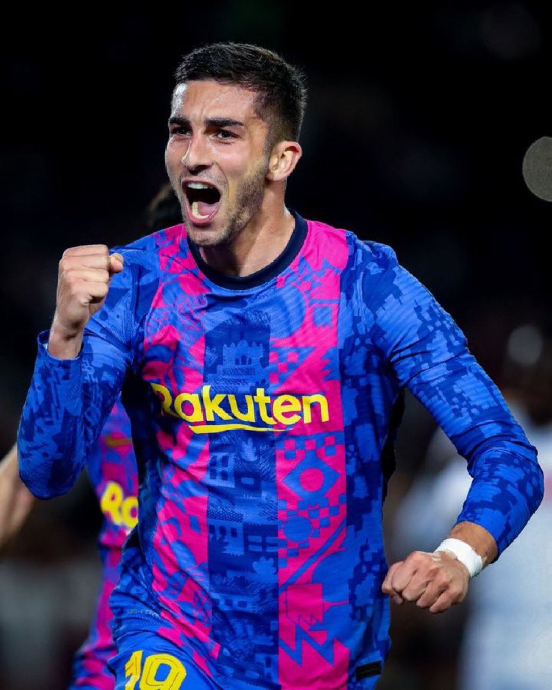 Un maillot sans logo du Barça et de Nike pour Ferran Torres