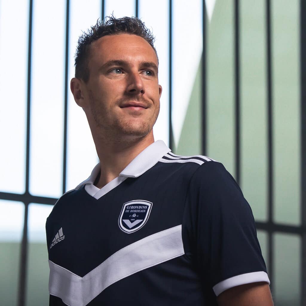 Bordeaux dévoile ses nouveaux maillots pour la saison 2022-2023