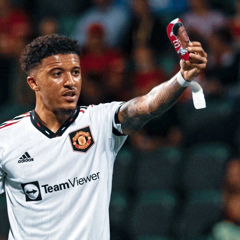 Jadon Sancho célèbre sont but avec un cadeau offert par un enfant