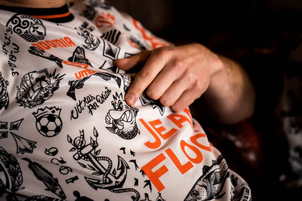 FC Lorient : un maillot réalisé avec les tatouages des supporters