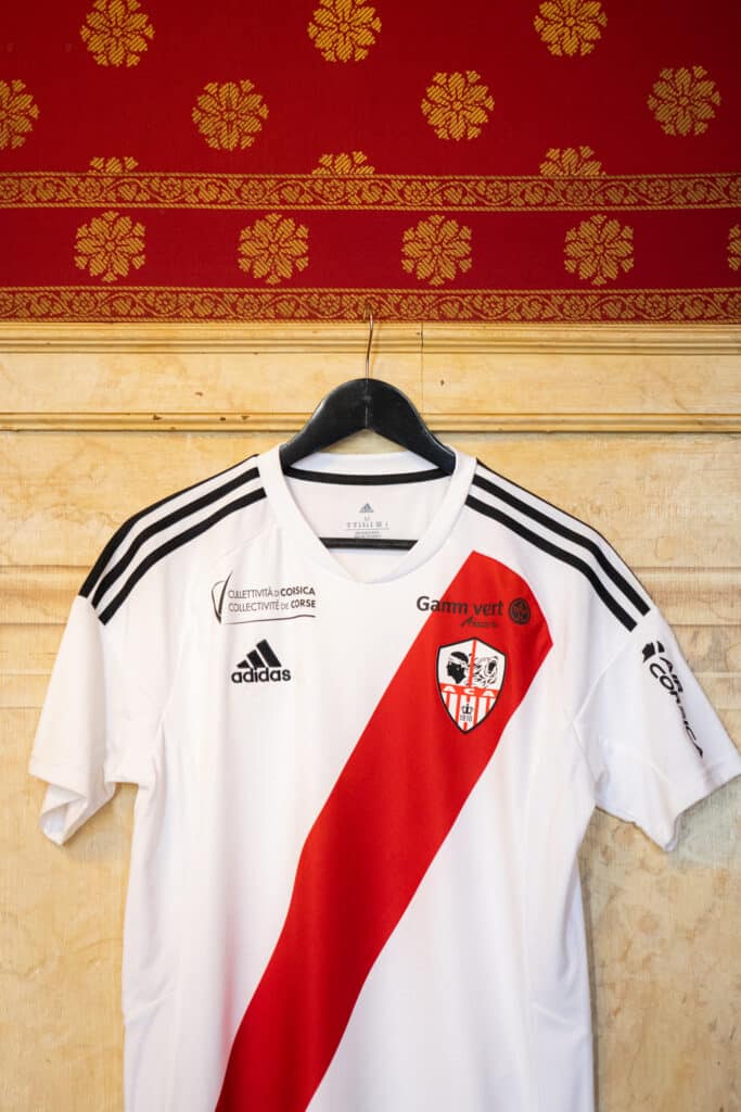 Maillot AC Ajaccio : la nouvelle tenue 2023-2024 dévoilée