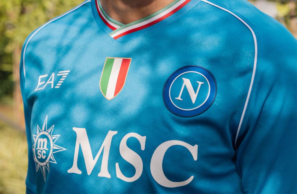 EA7 lance le maillot domicile et extérieur du Napoli