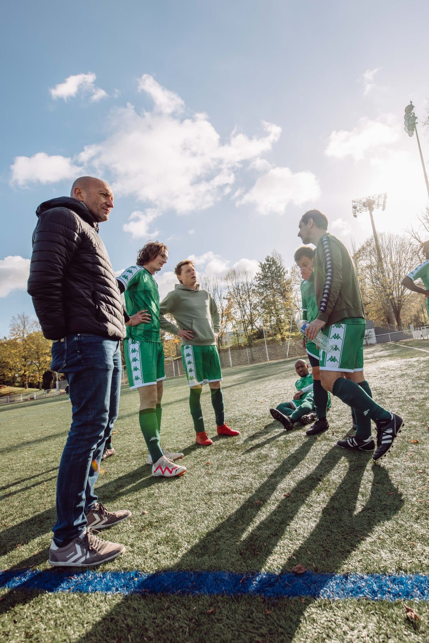 On shoote les maillots du Média FC de Gilbert Brisbois