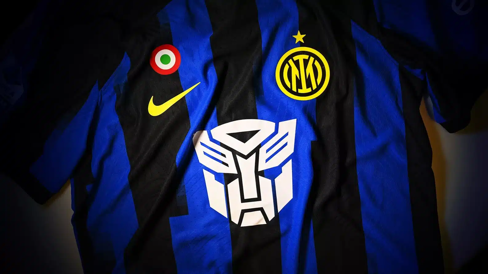Le logo des Transformer sur le maillot de l'Inter Milan