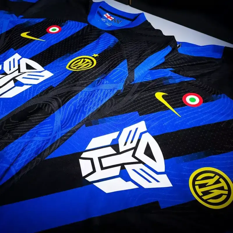 Le logo des Transformer sur le maillot de l'Inter Milan