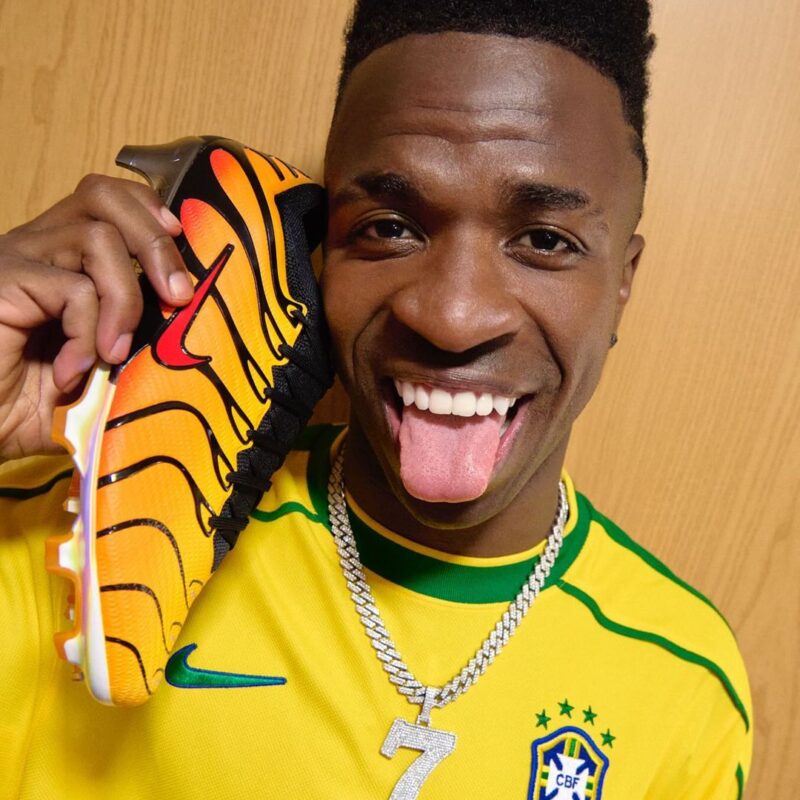 Les crampons Tn de Vinicius, disponibles à la vente