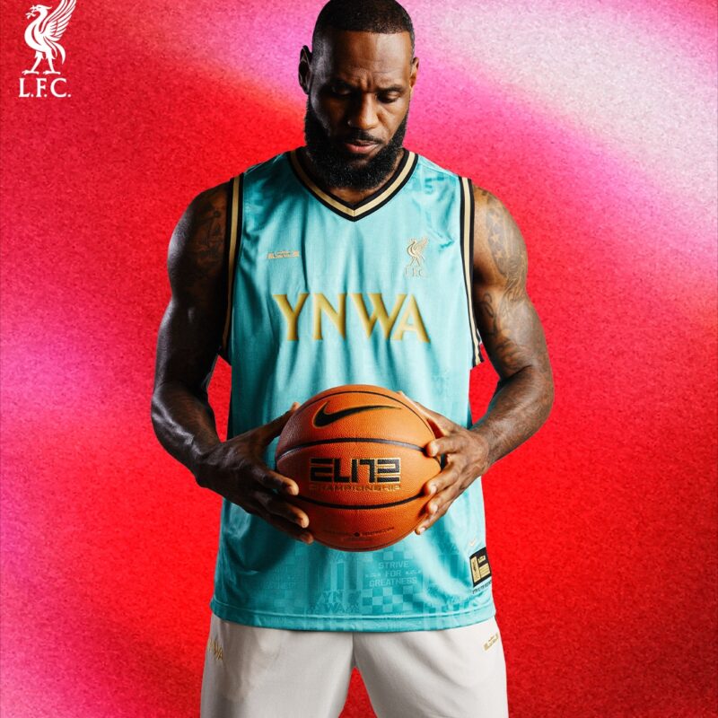 LeBron James s'invite sur le nouveau maillot de Liverpool