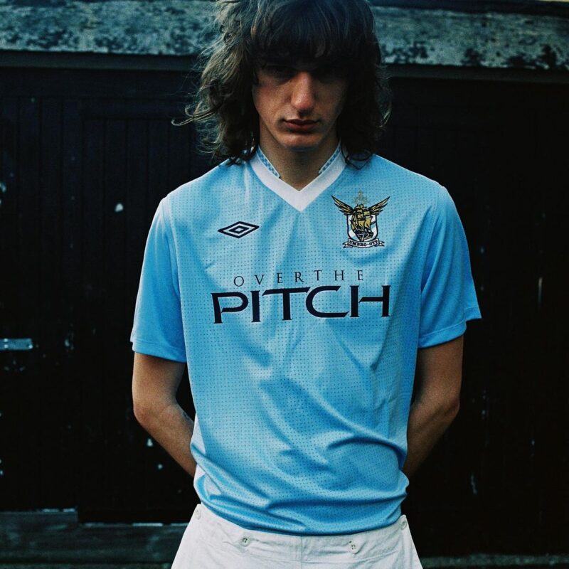 Umbro réédite ses maillots mythiques avec Over the pitch