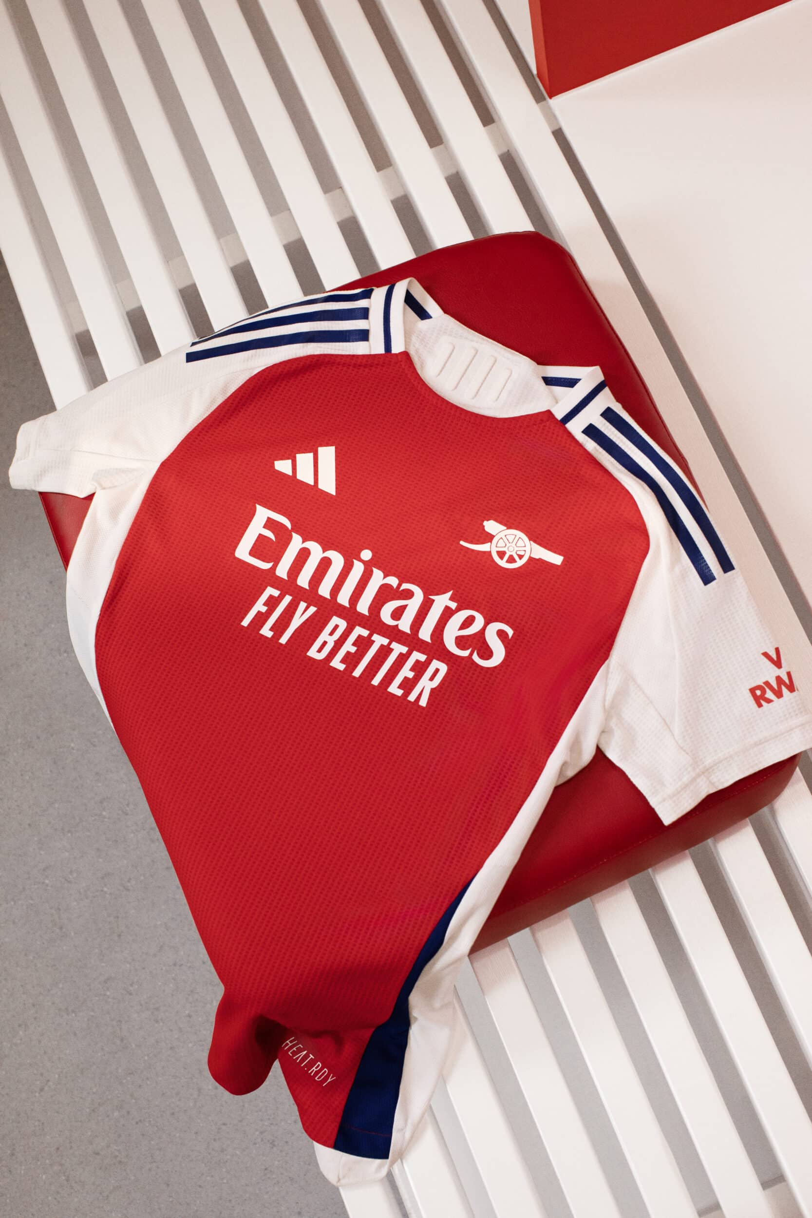 Maillot Arsenal : le maillot 2024-2025 enfin officialisé
