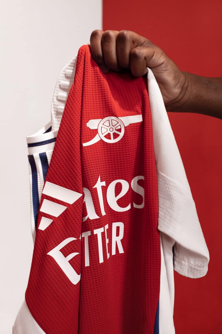 Maillot Arsenal : le maillot 2024-2025 enfin officialisé