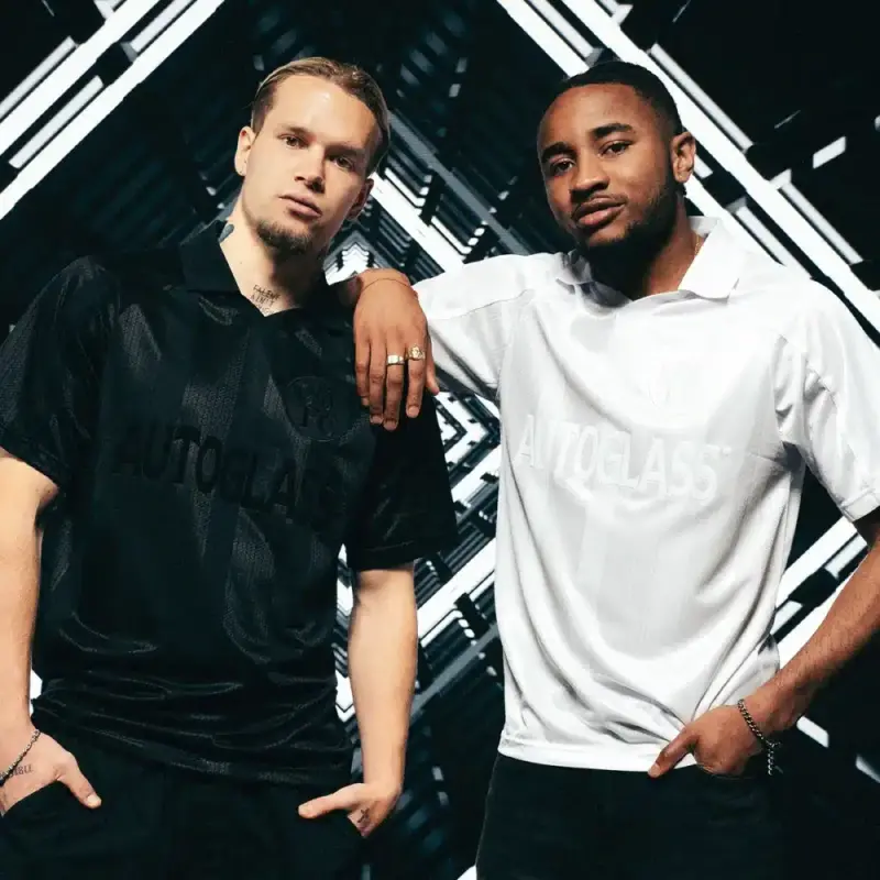 Chelsea réédite son maillot 97/98 en full black et full white