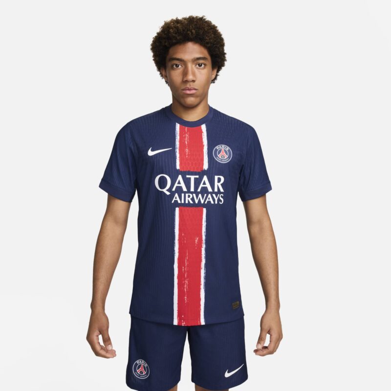 Le PSG dévoile son maillot 2024/25, qui retrouve la bande Hechter
