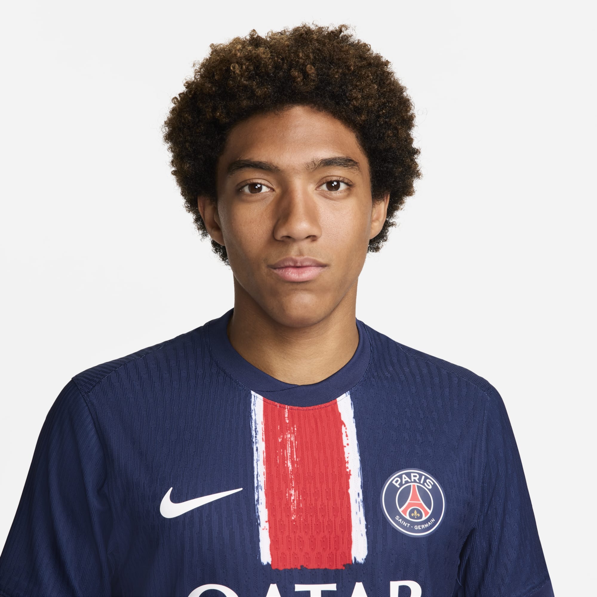 Le PSG dévoile son maillot 2024/25, qui retrouve la bande Hechter