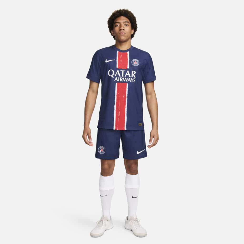 Le PSG dévoile son maillot 2024/25, qui retrouve la bande Hechter