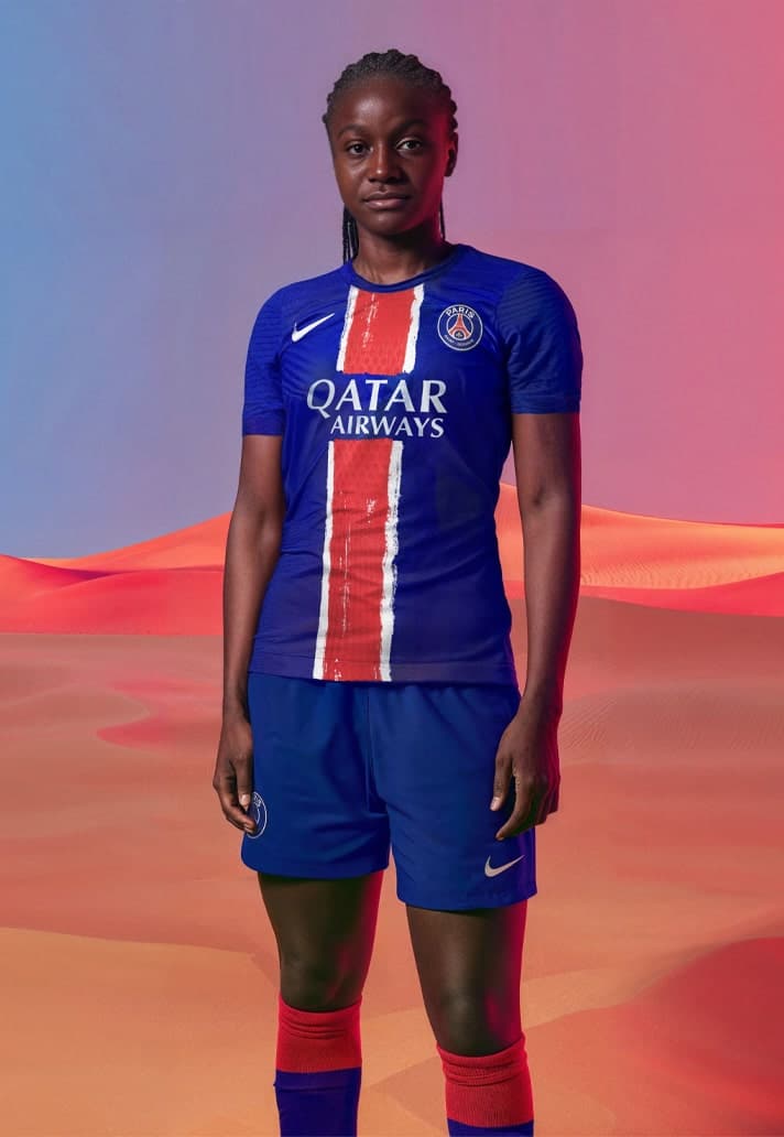 Le PSG dévoile son maillot 2024/25, qui retrouve la bande Hechter