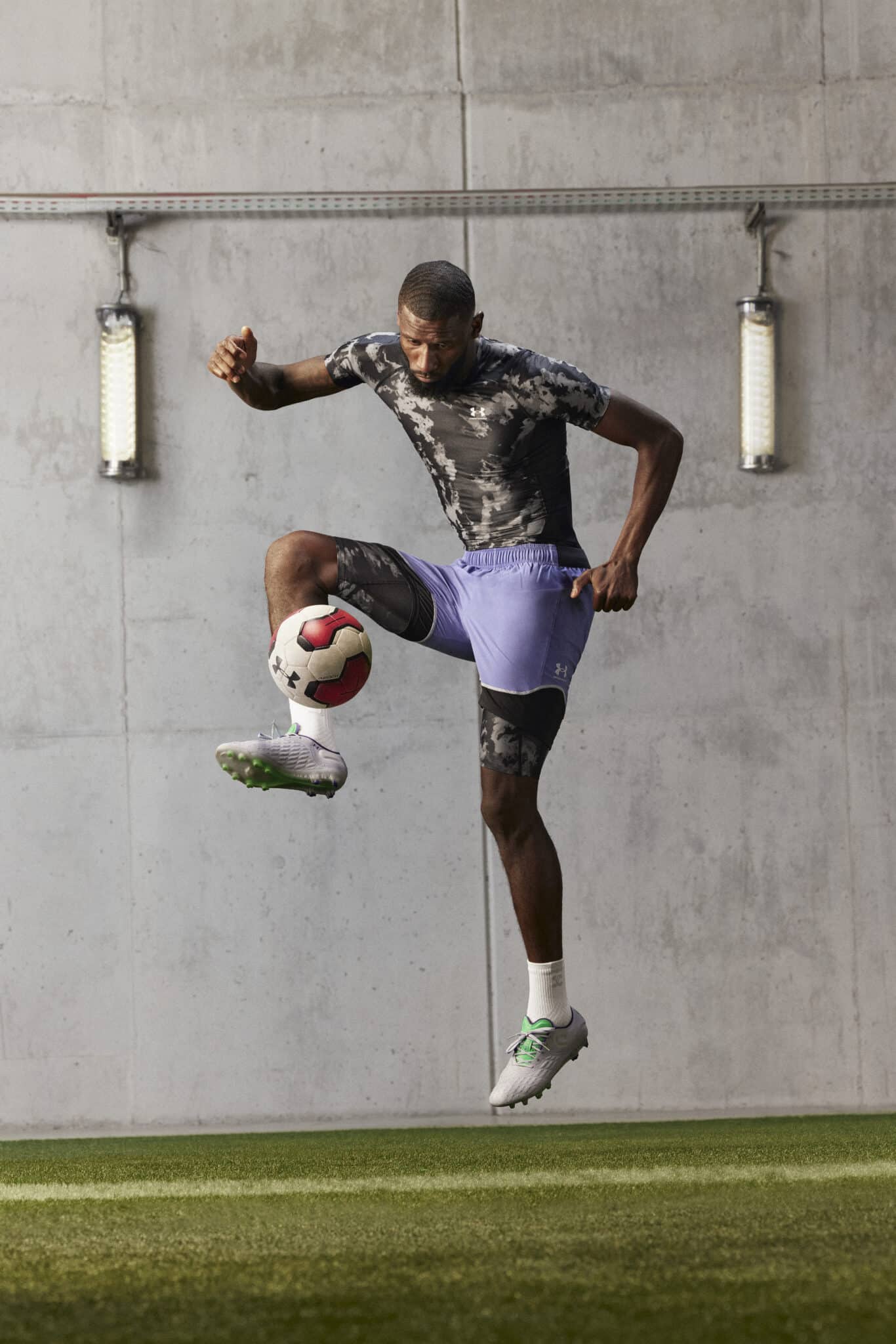 Under Armour développe sa collection HeatGear autour d'Antonio Rudiger ...