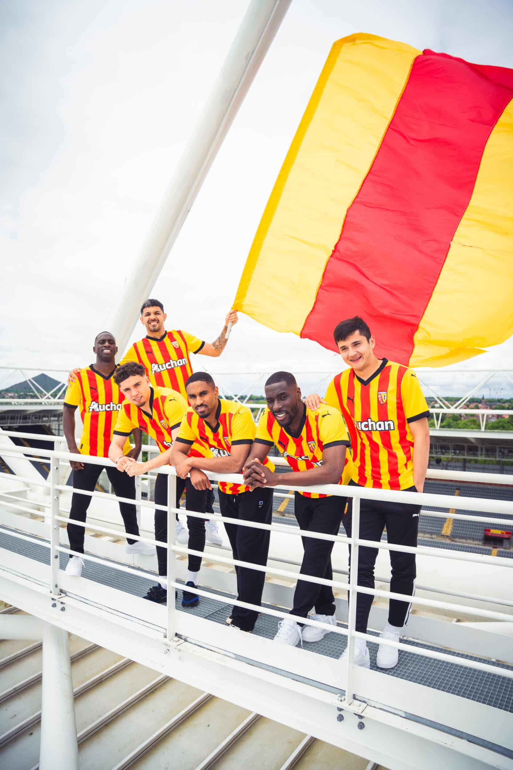 Maillot Lens : PUMA redonne vie aux rayures sur le maillot 24/25