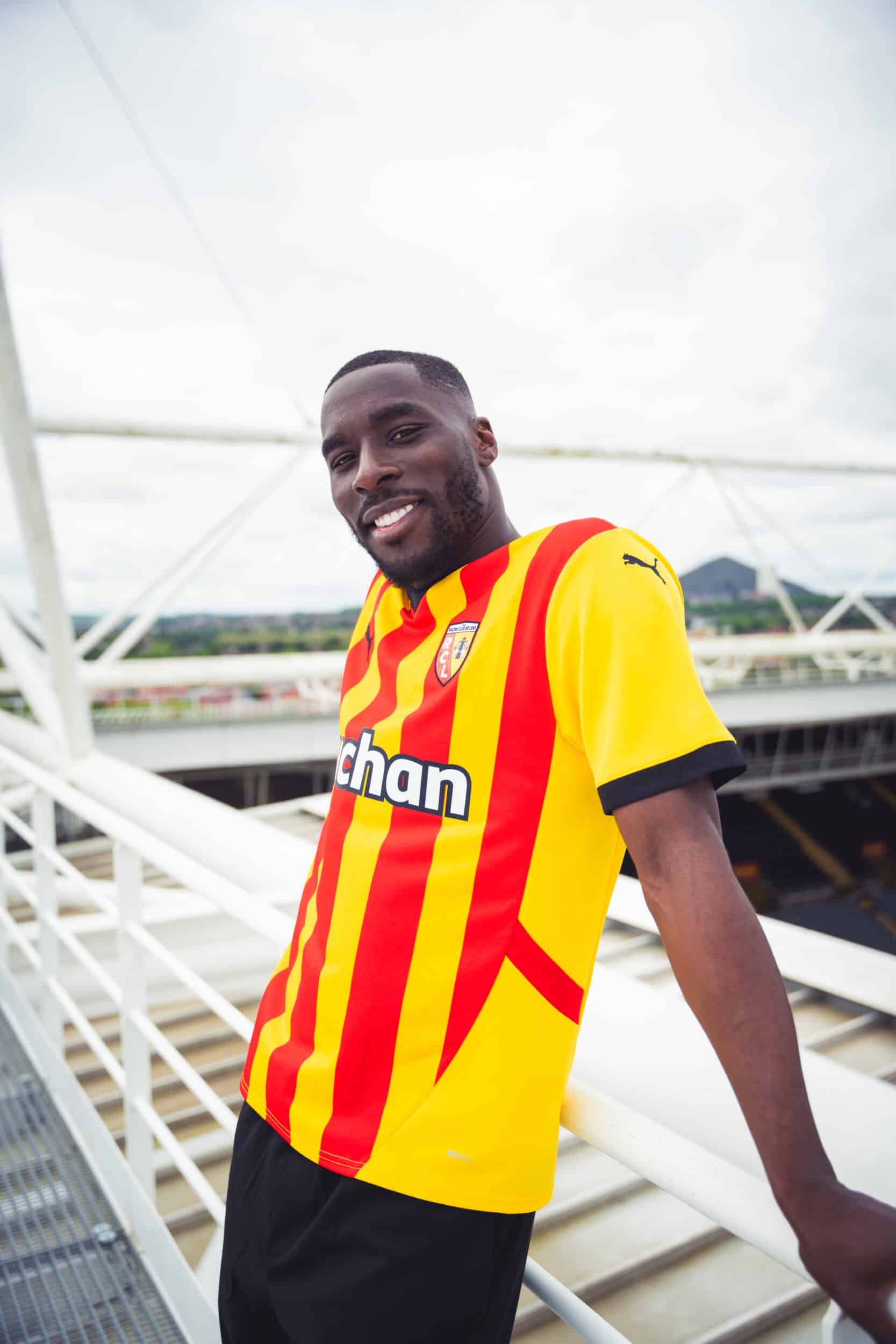 Maillot Lens : PUMA redonne vie aux rayures sur le maillot 24/25