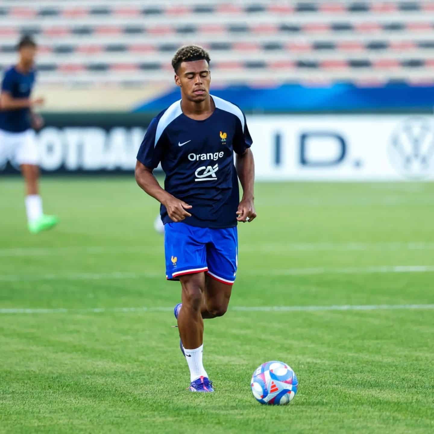 Désiré Doué avec la nouvelle Ultra 5 de PUMA