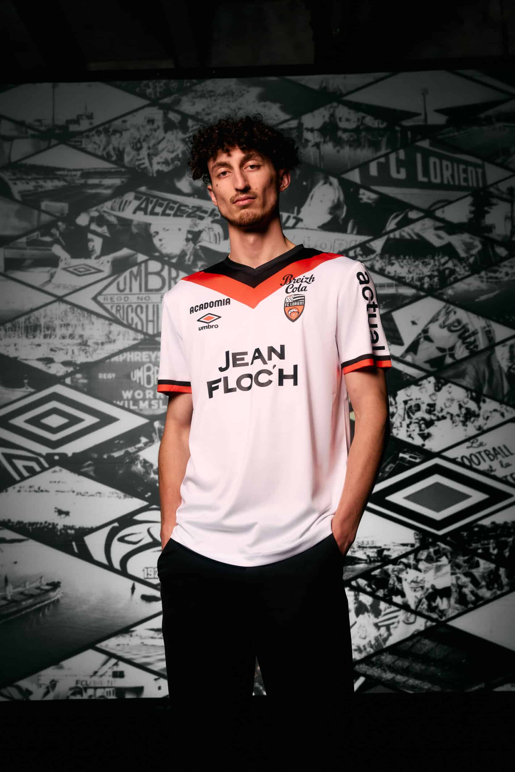 Le maillot extérieur de Lorient inspiré du logo Umbro