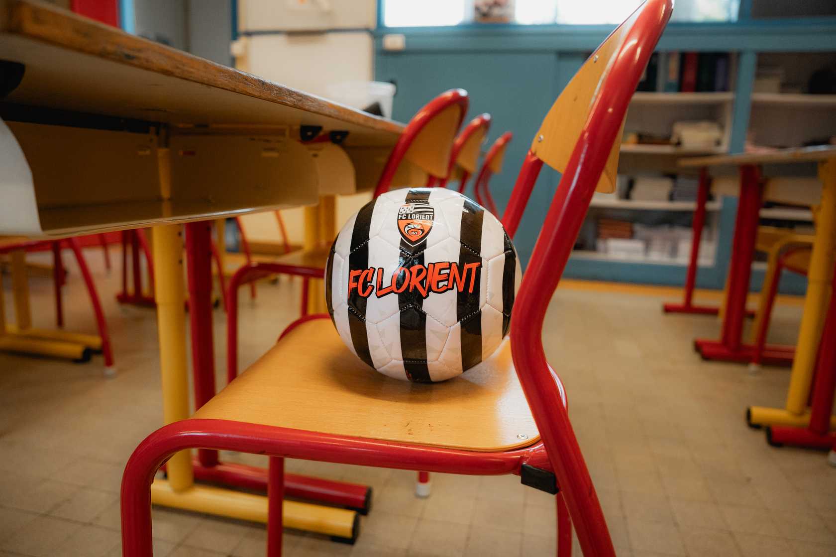 Le club de Lorient offre des ballons aux écoles primaires de la ville