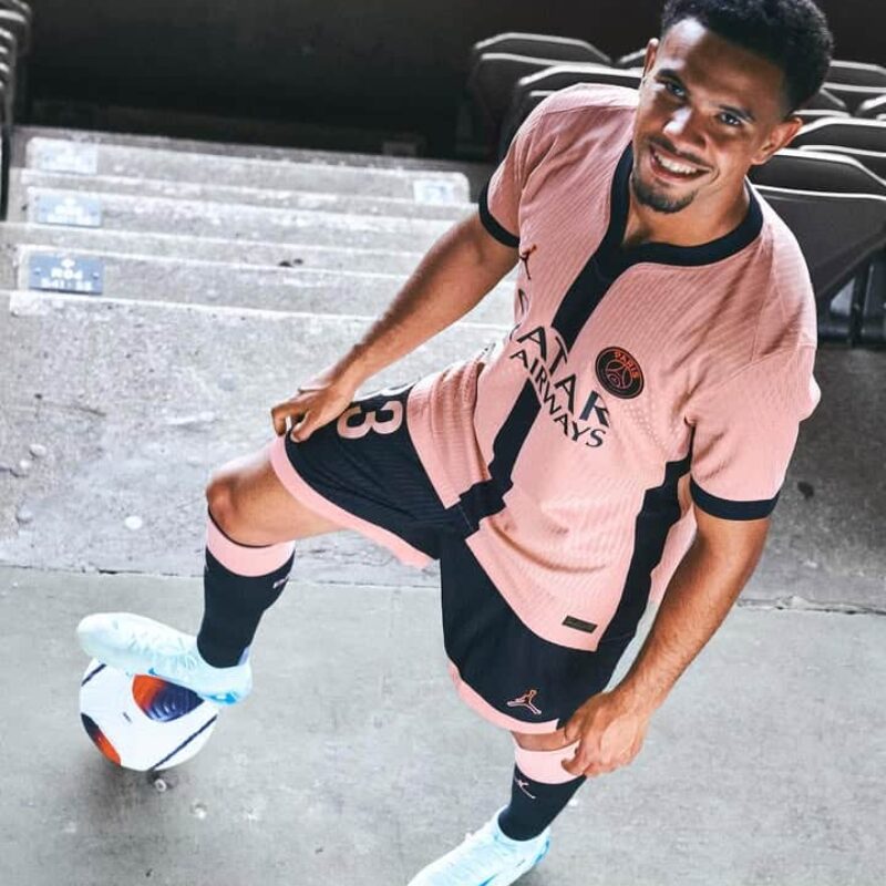Un nouveau maillot third rose pour le PSG - footpack.