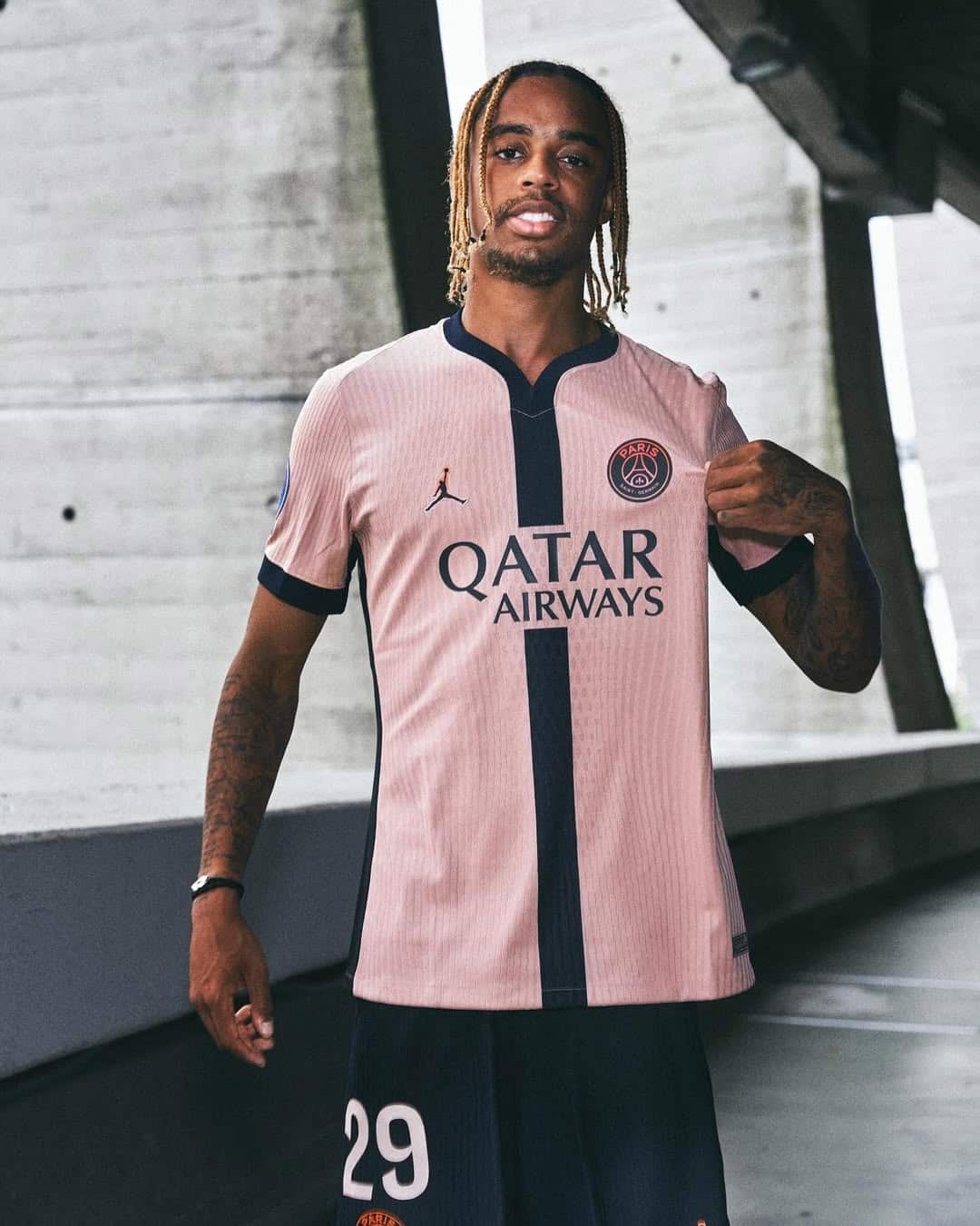 Un nouveau maillot third rose pour le PSG - footpack.