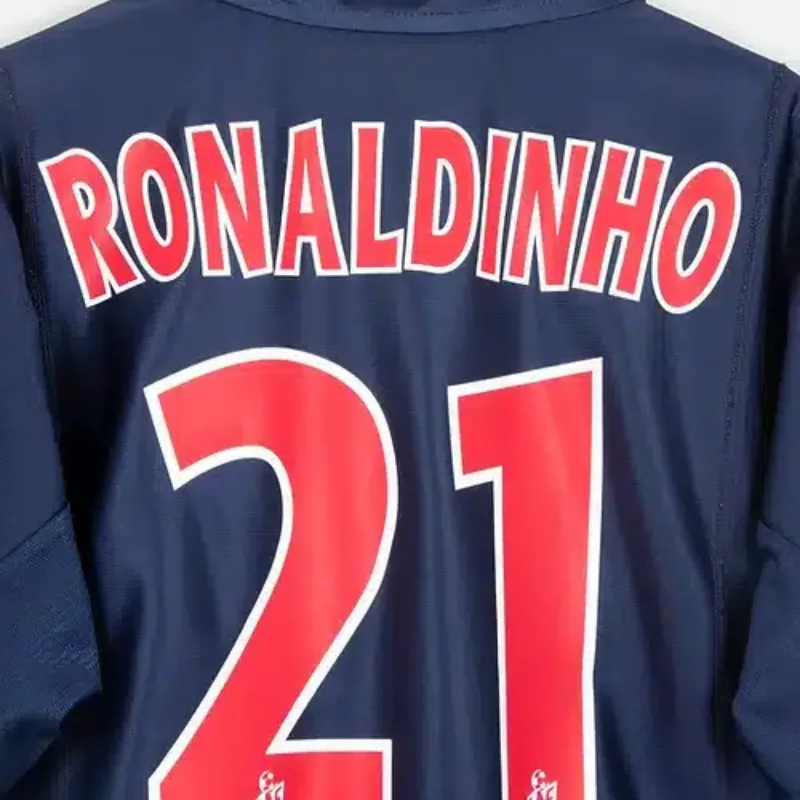 PSG : le maillot de 2001-2002 de Ronaldinho réédité