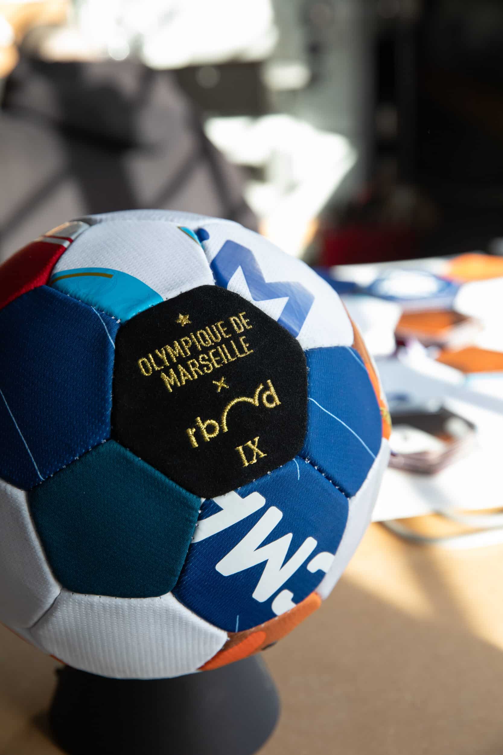 OM : Rebond fabrique un ballon avec d'anciens maillots du club