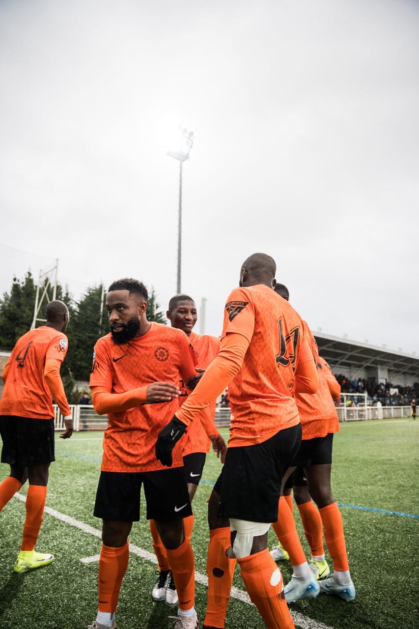 Tiakola imagine un maillot disponible sur FC25 et offert au FC93