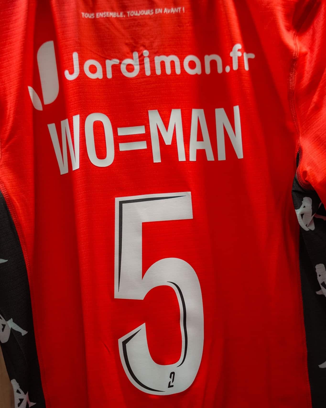 Un flocage MAN=WOMAN sur les maillots de Ligue 1 et Ligue 2