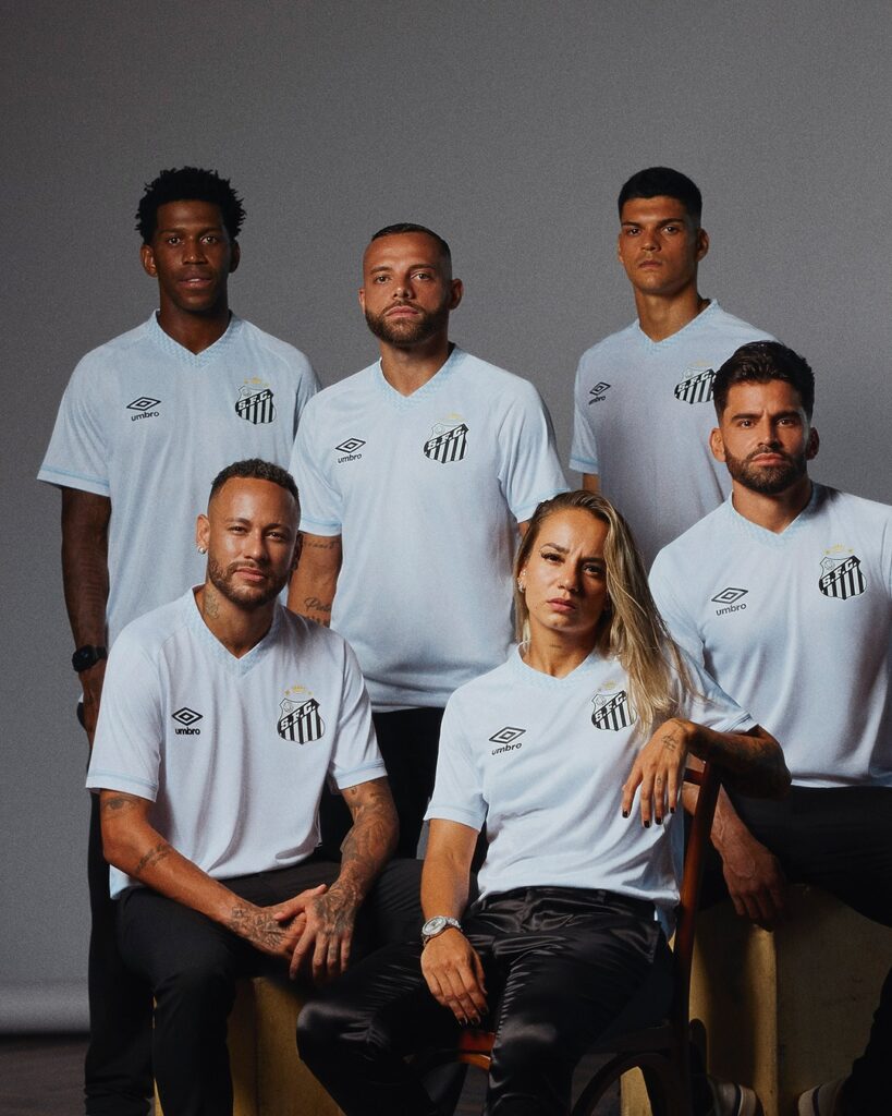 Le maillot 2025/26 de Santos, dévoilé par Umbro, porté par Neymar