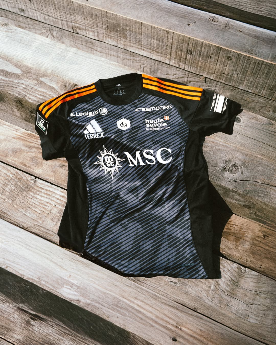 Les maillots de Ligue 2 2025-2026, club par club