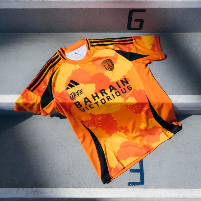 Ninho signe le nouveau maillot du Paris FC